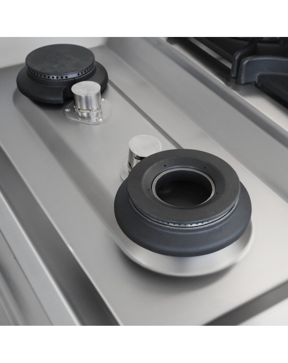 8-BURNER GAS COOKER ON 2 ELECTRIC OVENS